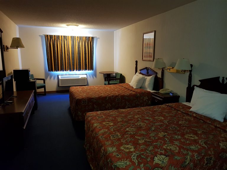 Rooms | Denison Inn & Suites