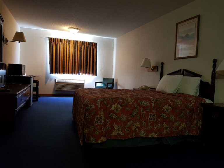 Rooms | Denison Inn & Suites
